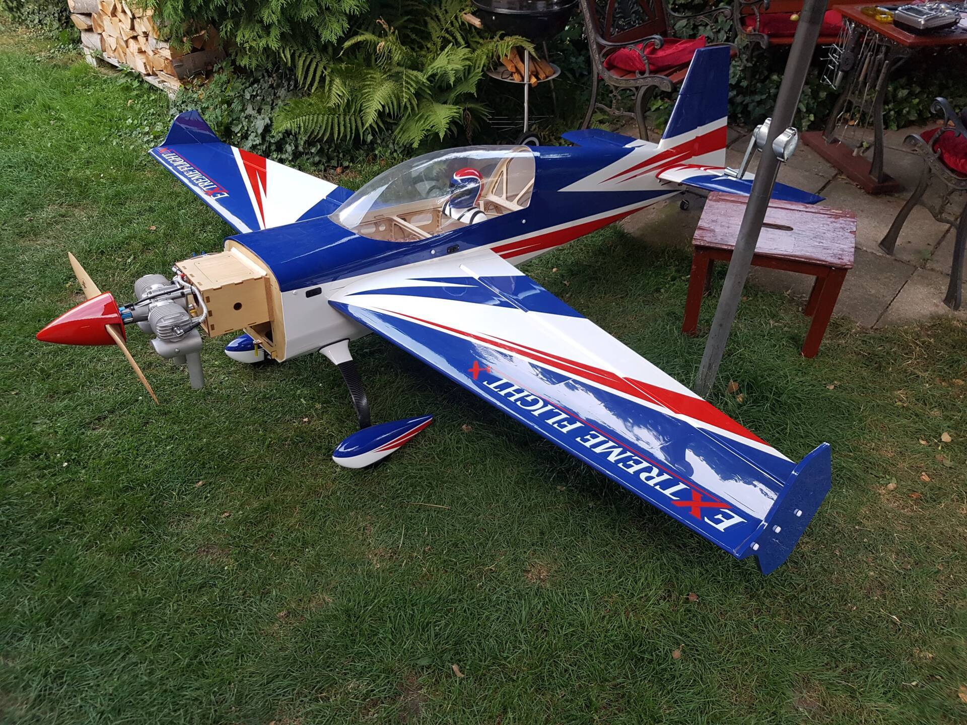 EF Extra 300 104" 264cm s motorem GP 123 cc | modelbazar.cz