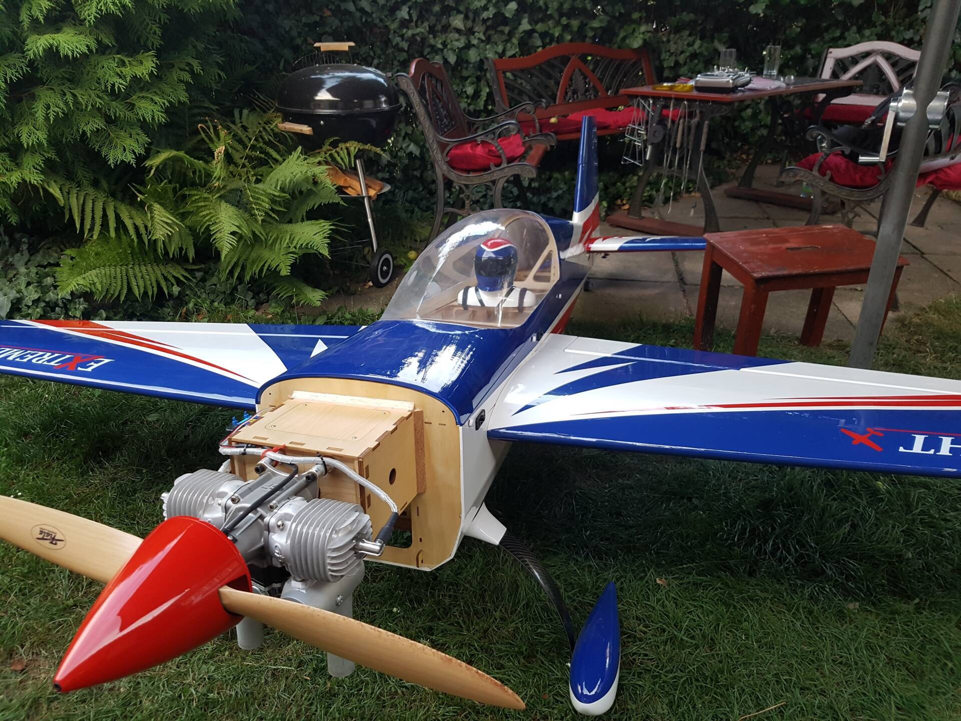 EF Extra 300 104" 264cm s motorem GP 123 cc | modelbazar.cz